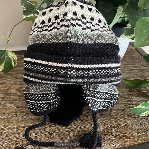 isotoner | Accessories | Nwt Womans Isotoner Winter Hat Gray And Black ...